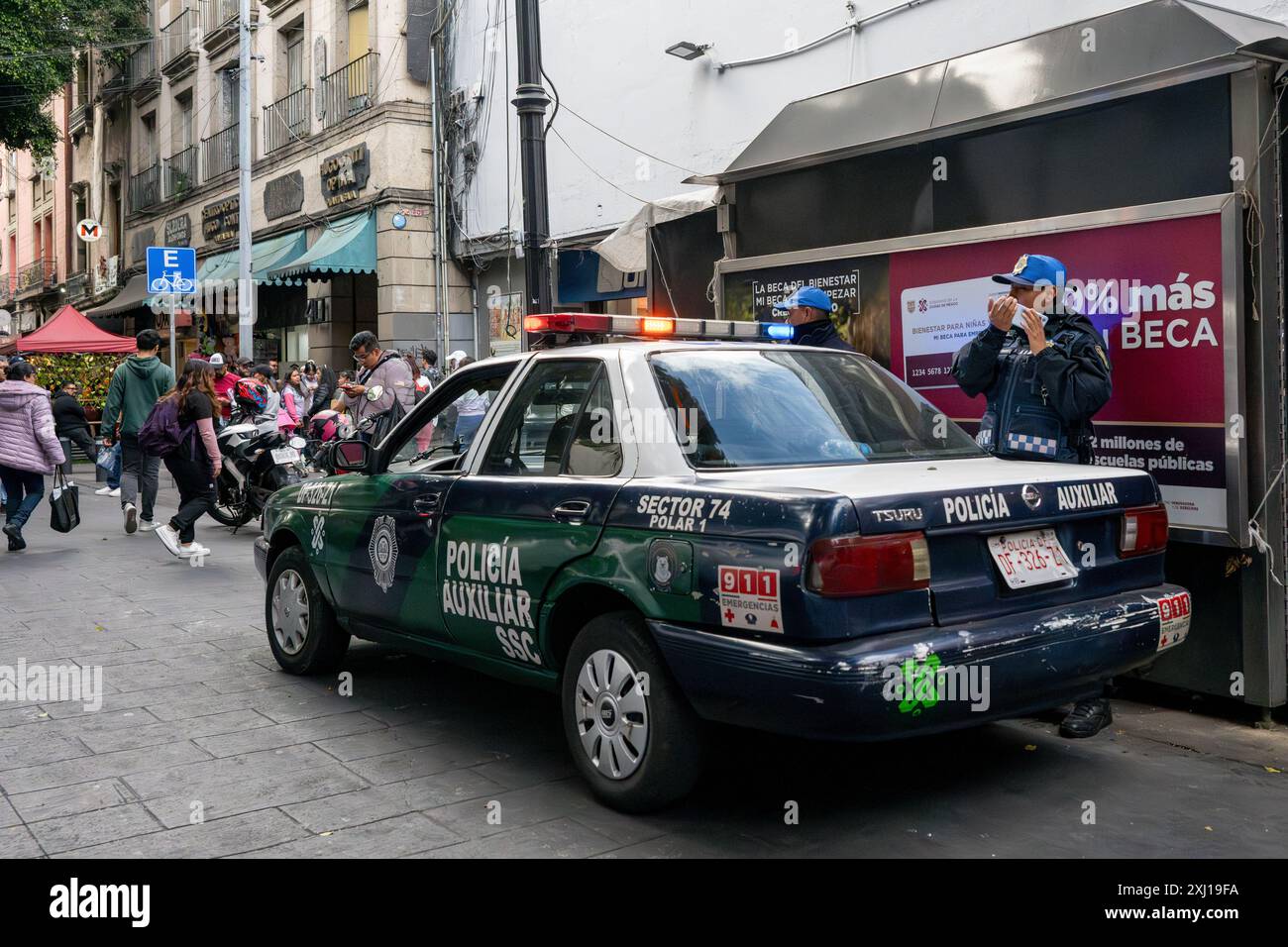 Mexico city pedestrians and cars hi-res stock photography and images ...