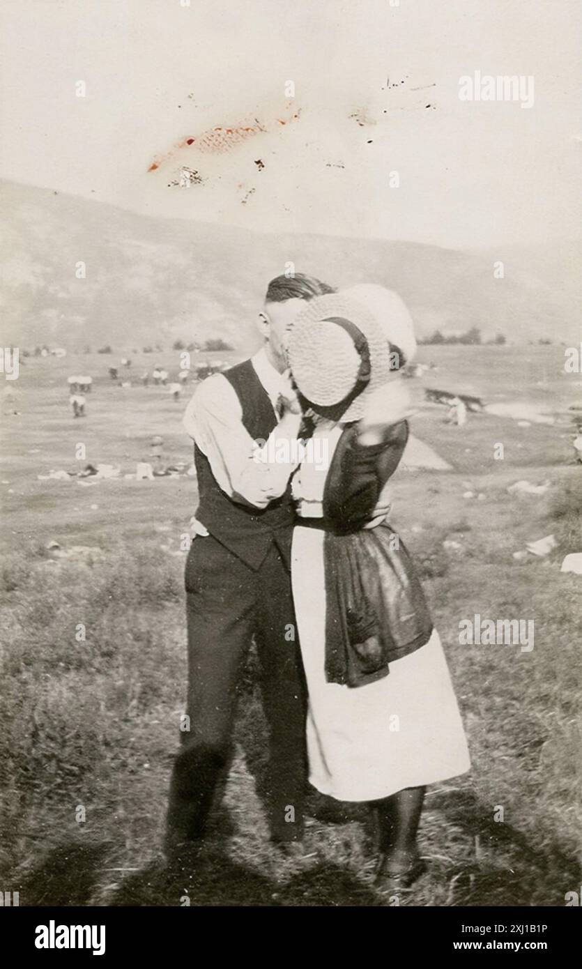Clyde Barrow and Bonnie Parker hiding behind a straw boater hat (Bonnie ...