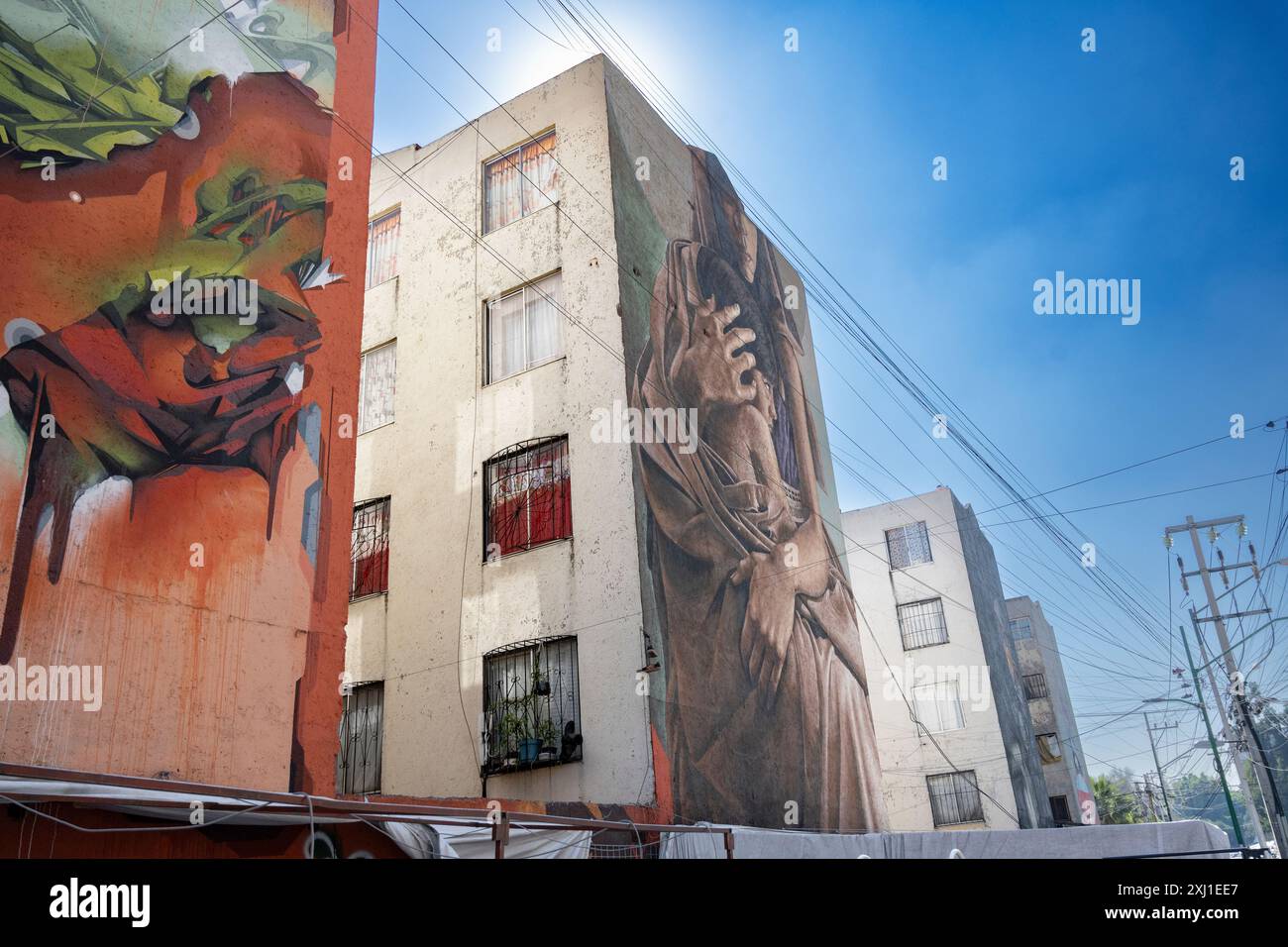 Sketches and drawings on the exterior walls of buildings in Cuauhtémoc ...