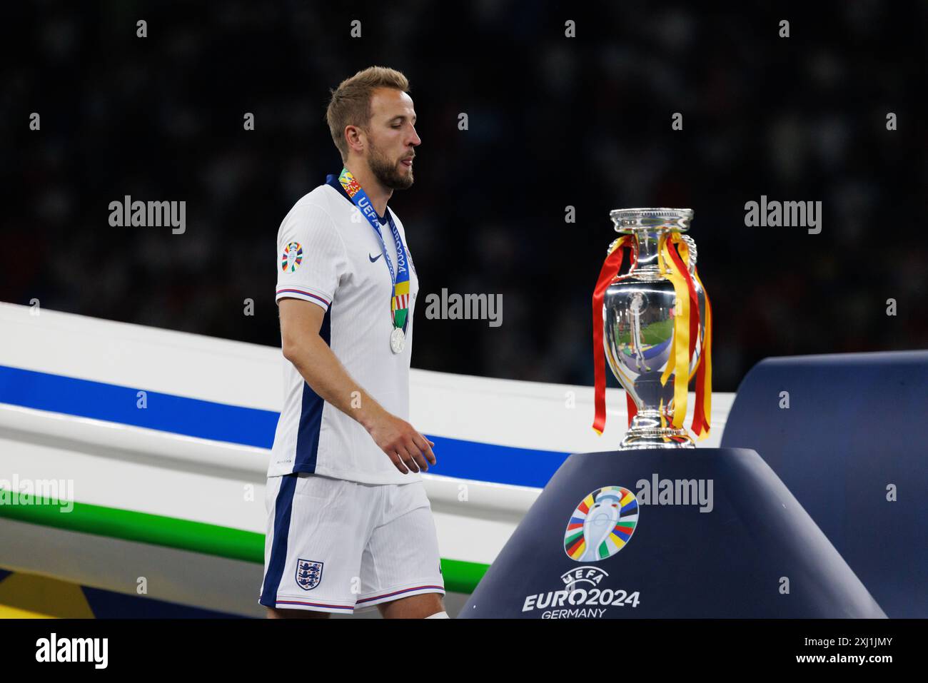 Harry Kane seen after losing trophy with trophy in the background ...
