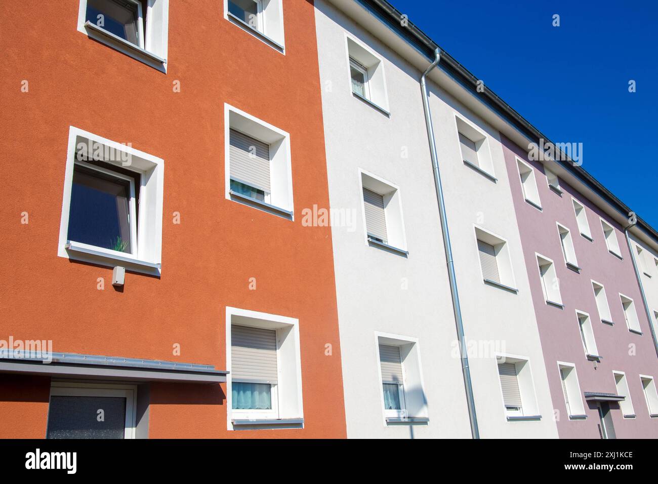 Alter Wohnblock mit neuem Fassadenanstrich *** Old apartment block with ...
