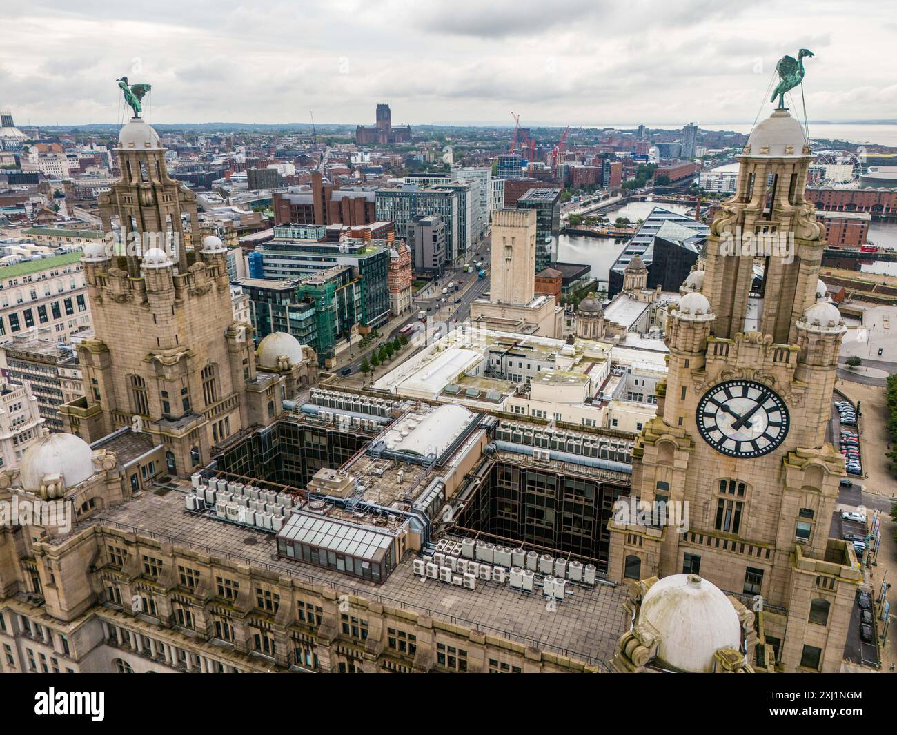 Liverpool liver building hi-res stock photography and images - Alamy