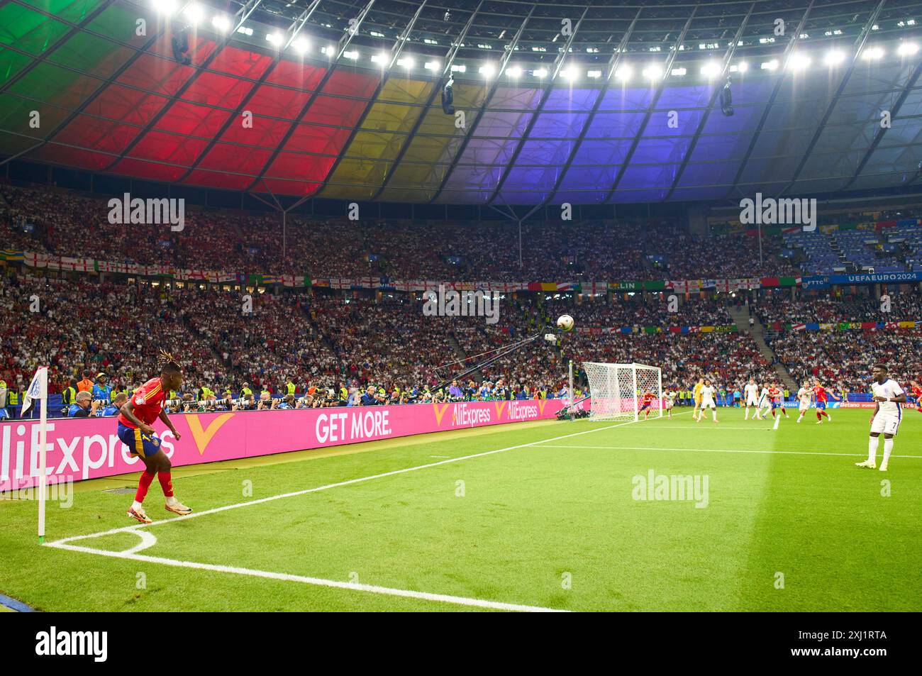Nico Williams, ESP 17 beim Eckball Ecke, Eckfahne , corner flag, in the ...