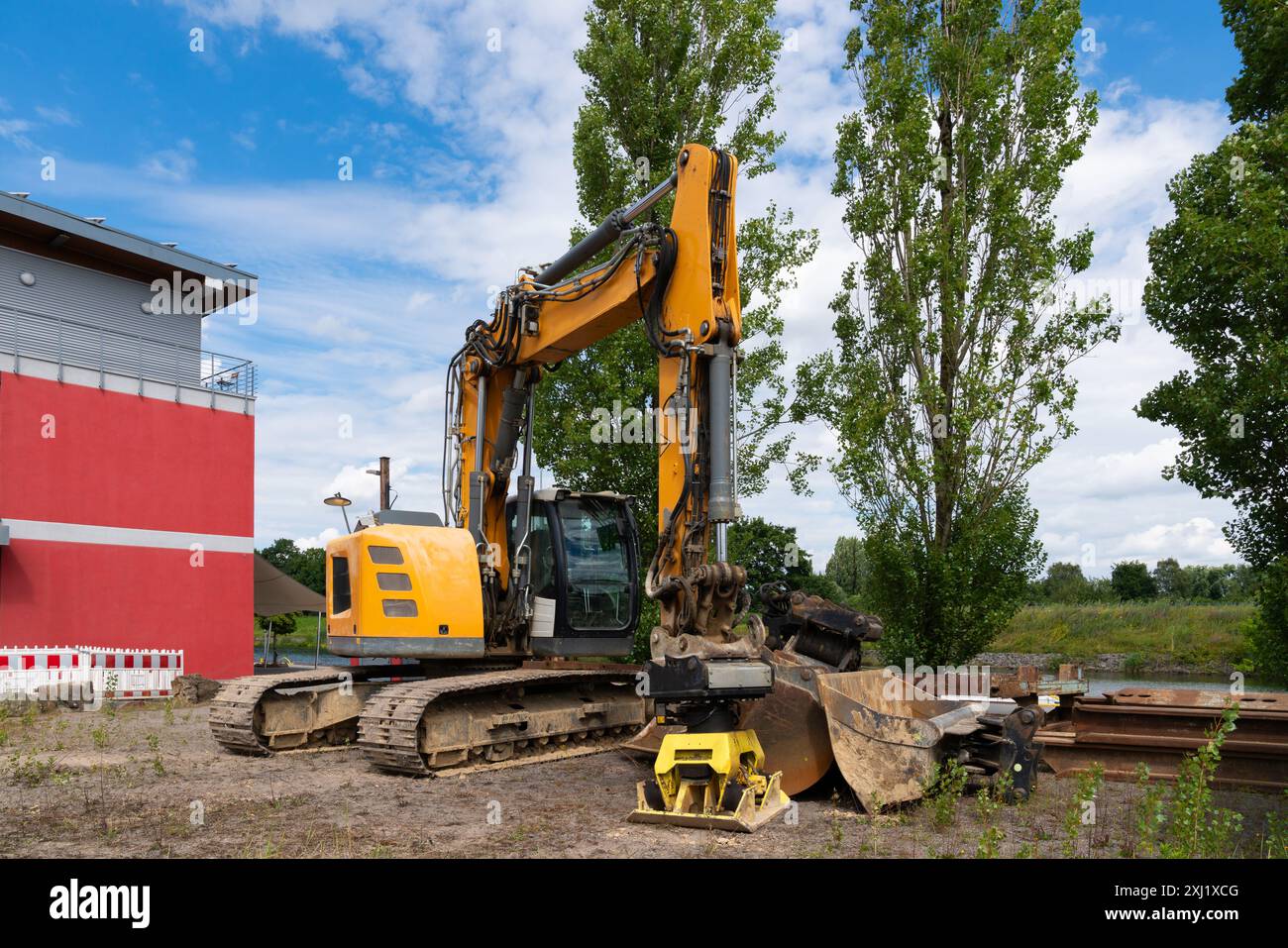 Bulldozer with raised loader bucket hi-res stock photography and images ...