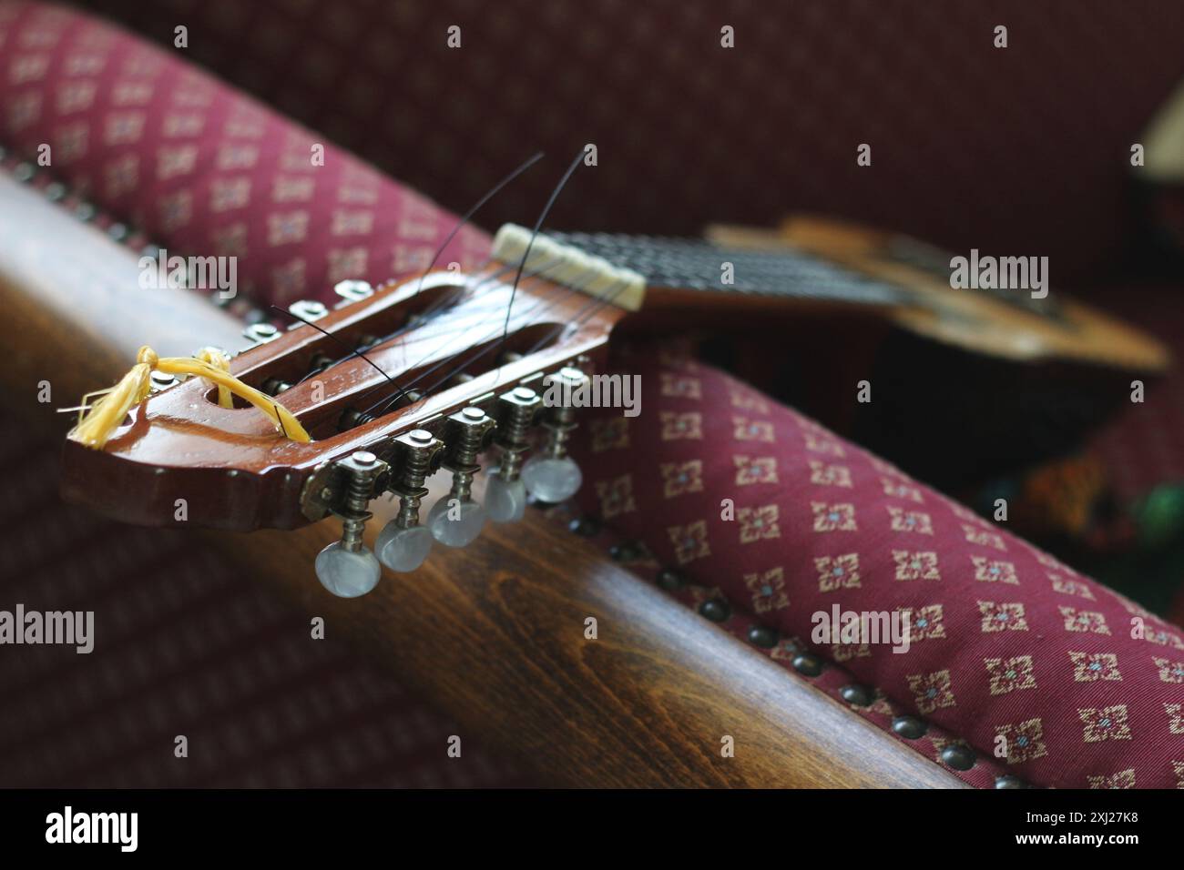 A beautifully detailed image of the head part and tuning pegs of a ...
