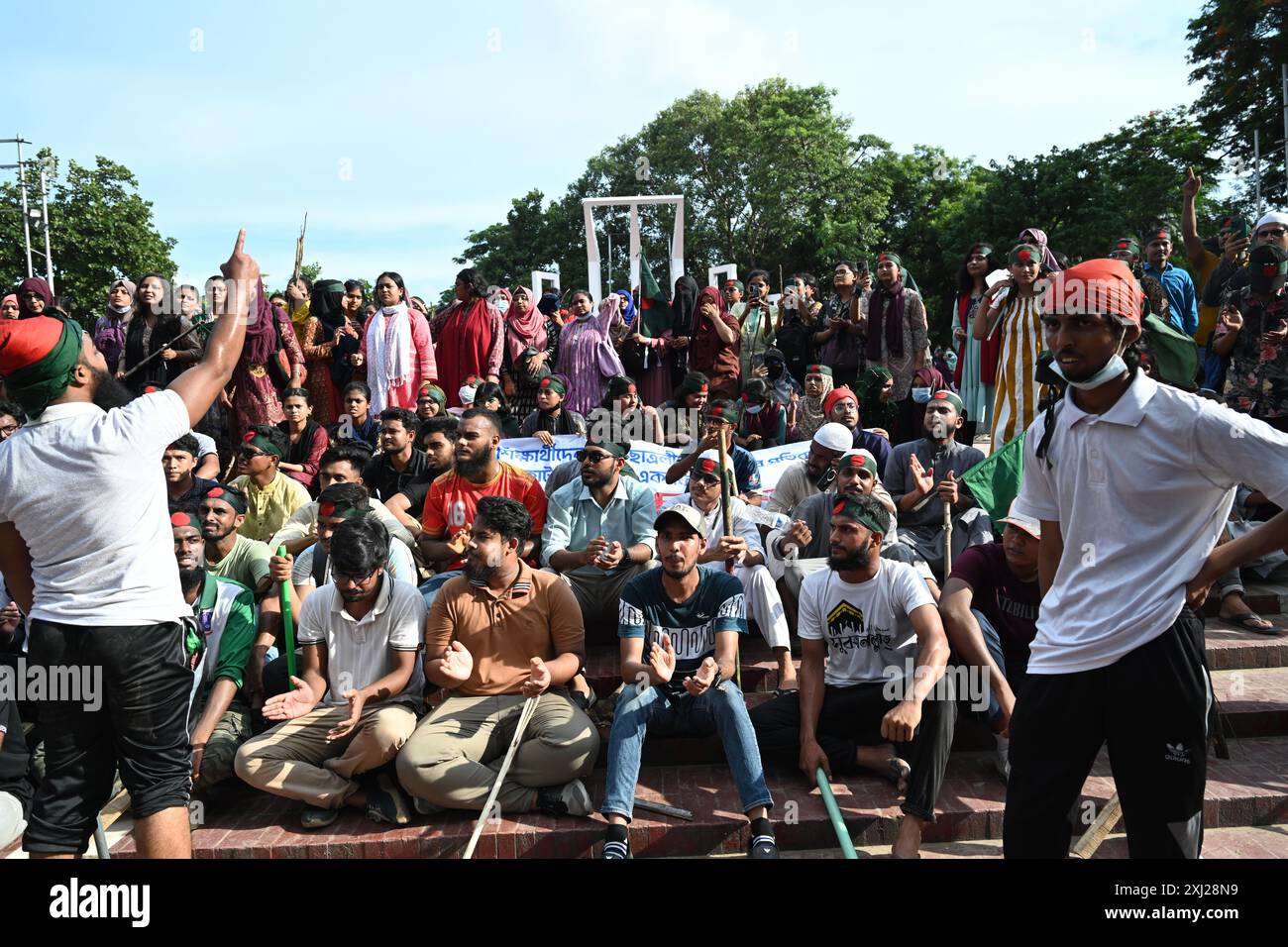 Anti-quota protesters shouting slogans during a demonstration at Dhaka ...