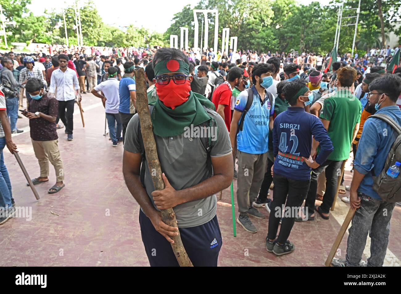 Anti-quota protesters shouting slogans during a demonstration at Dhaka ...
