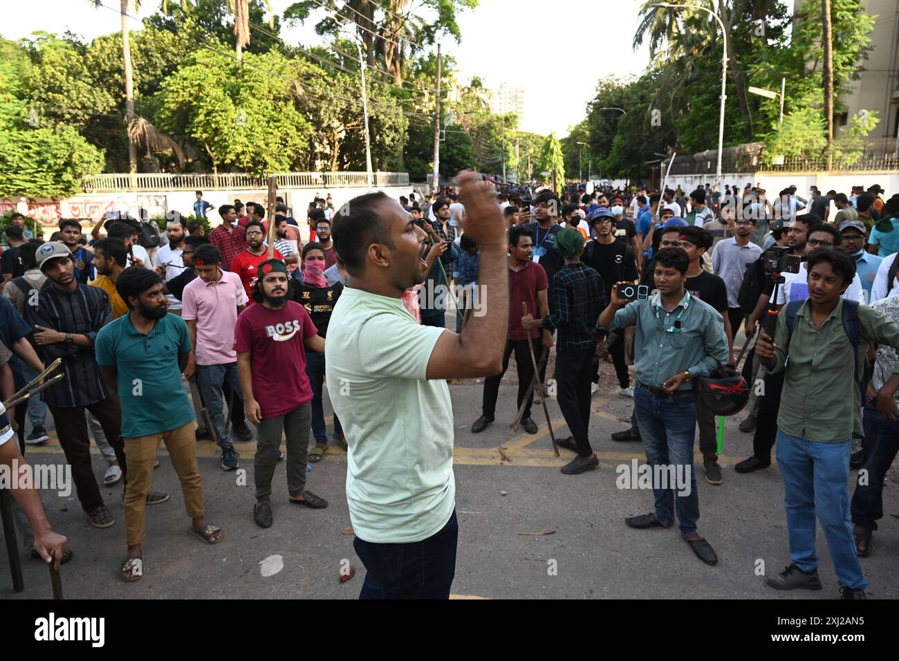 Anti-quota protesters shouting slogans during a demonstration at Dhaka ...
