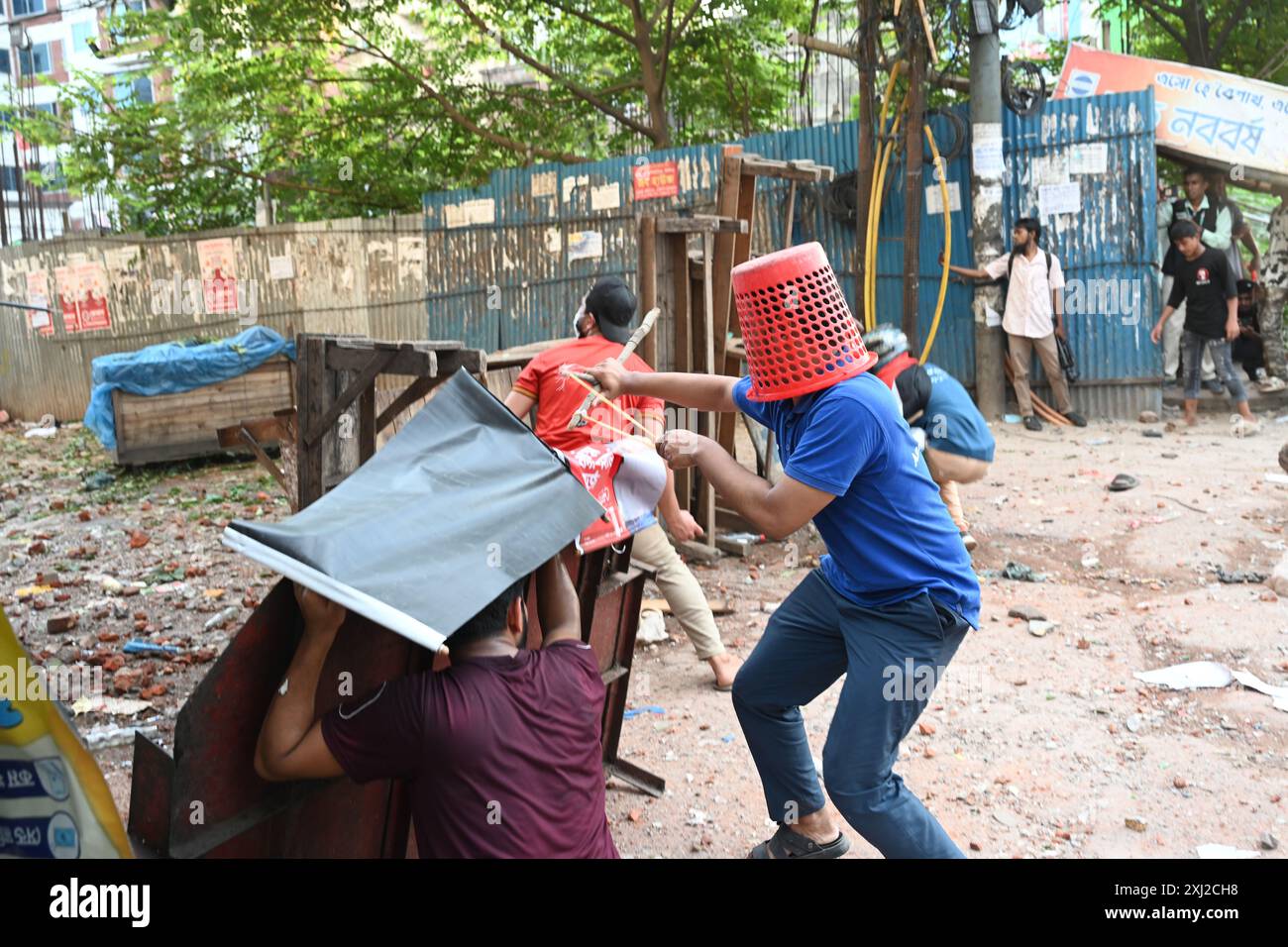 Anti-quota protesters and students backing the ruling Awami League ...