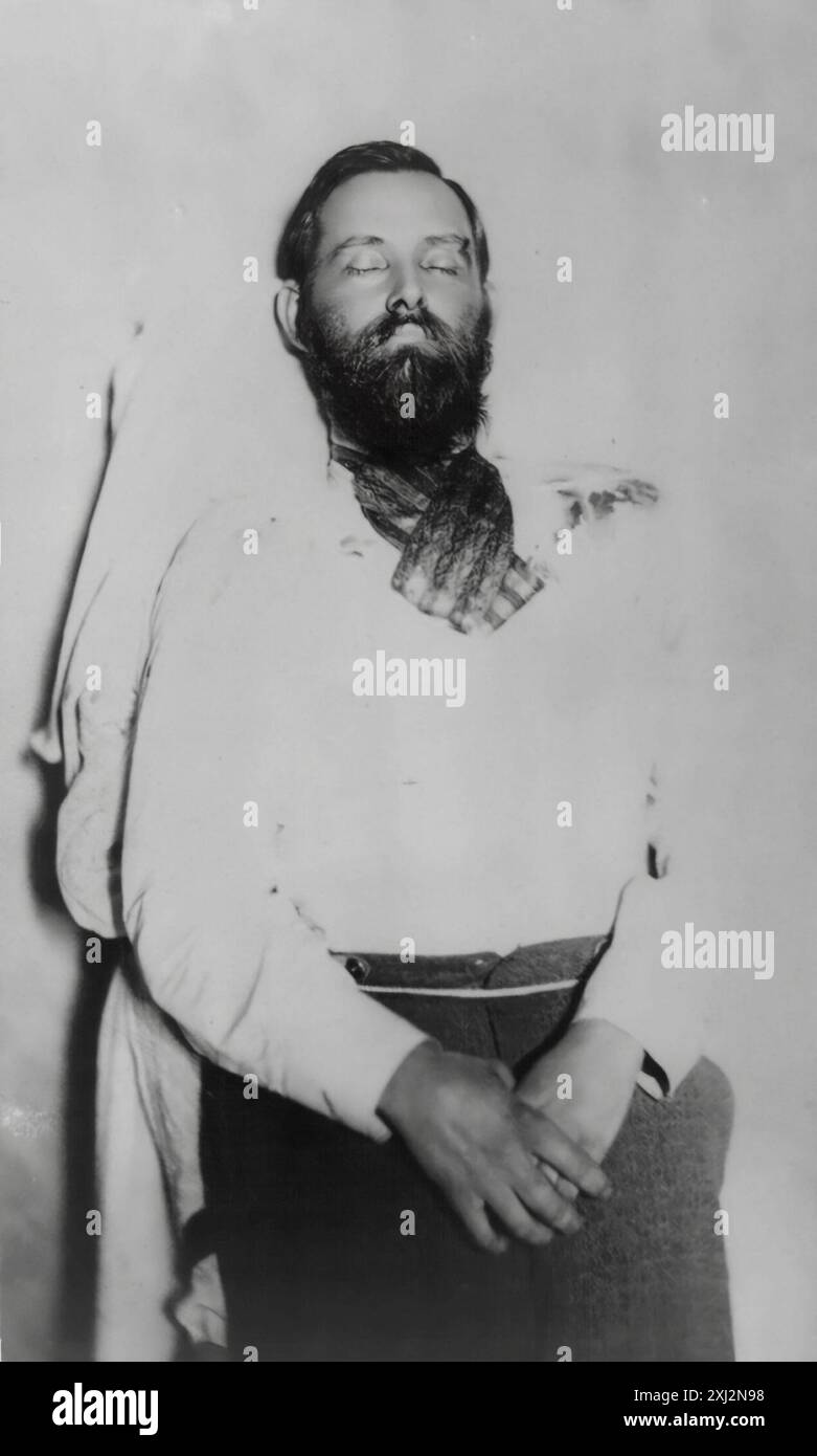 Outlaw wild west legend Jesse James dead; clothed - 1882 Stock Photo ...