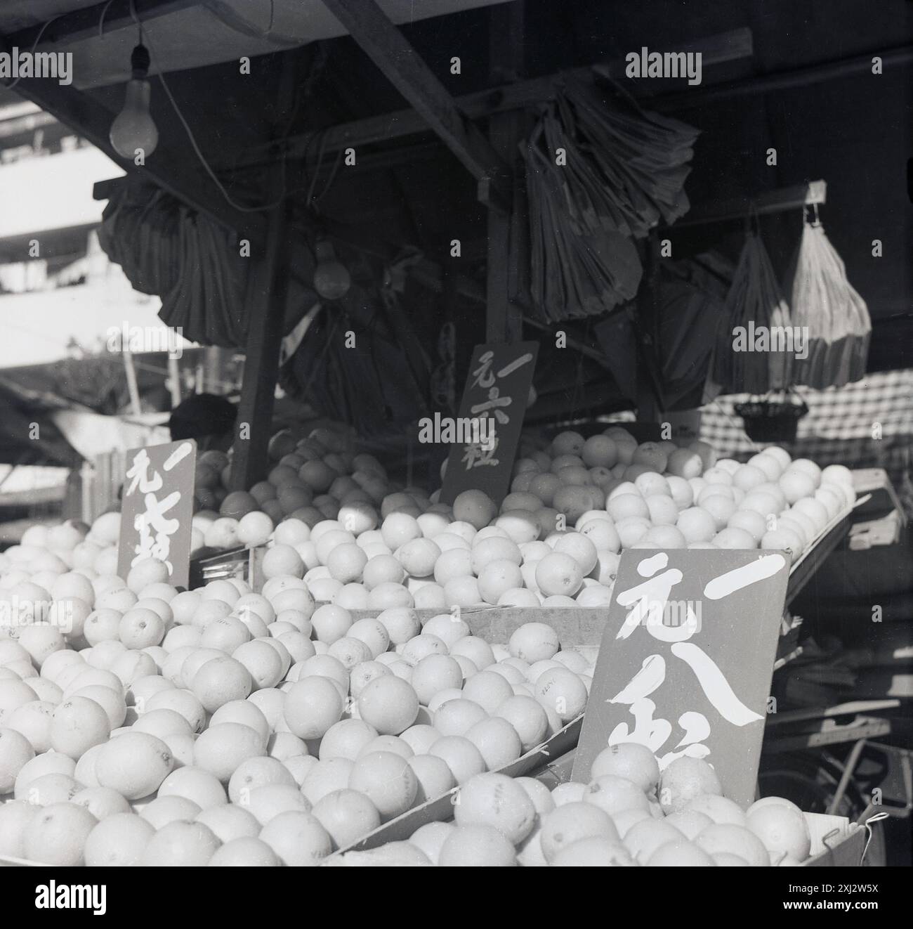 1960s, hisotrical, open-air stall selling jaffa oranges, Tokyo, Japan ...