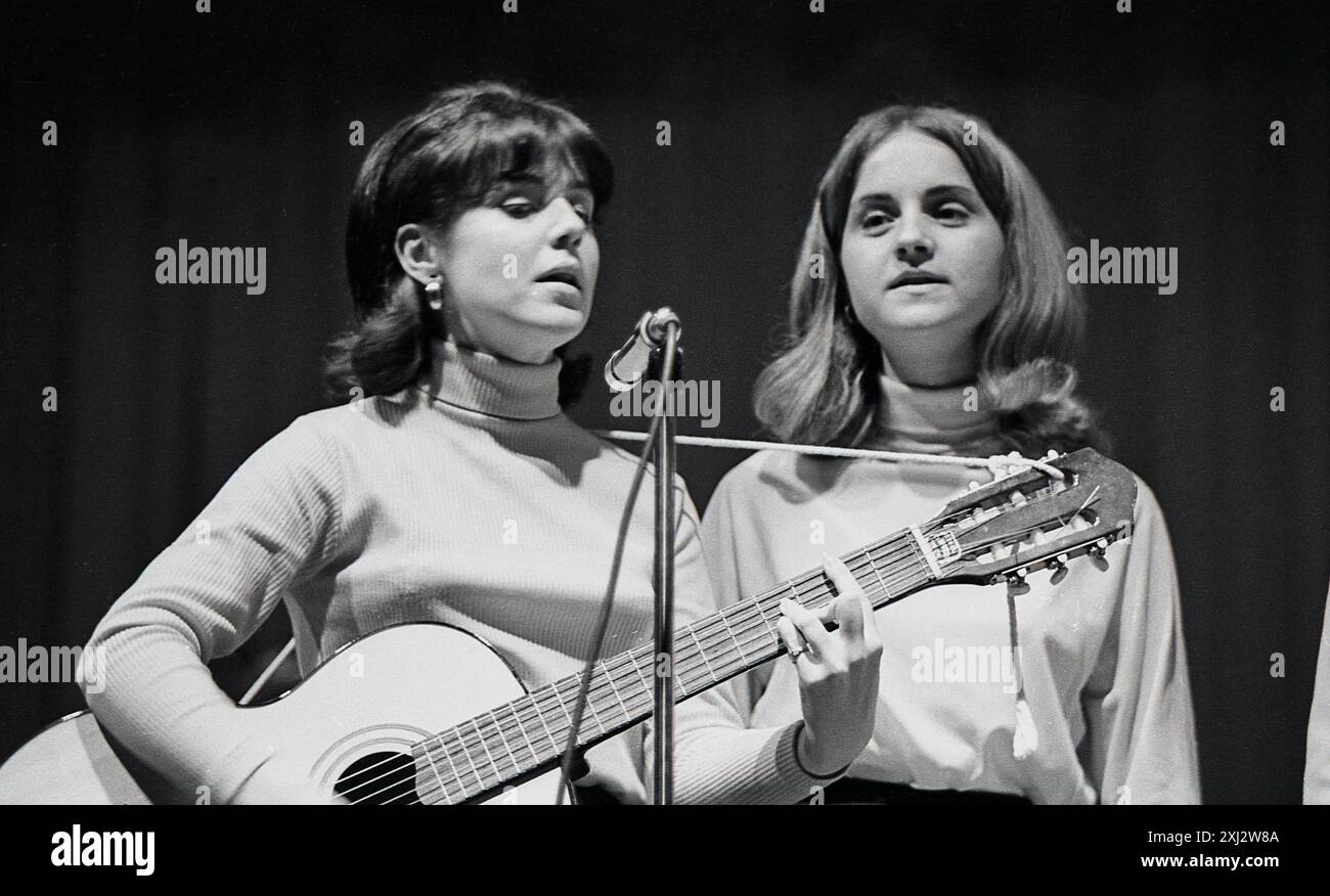 Folk music singers sixties hi-res stock photography and images - Alamy