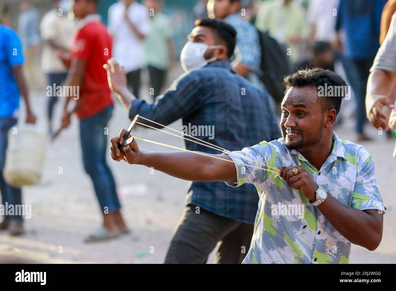 Dhaka, Bangladesh. 16th July, 2024. Quota protesters clash with ...