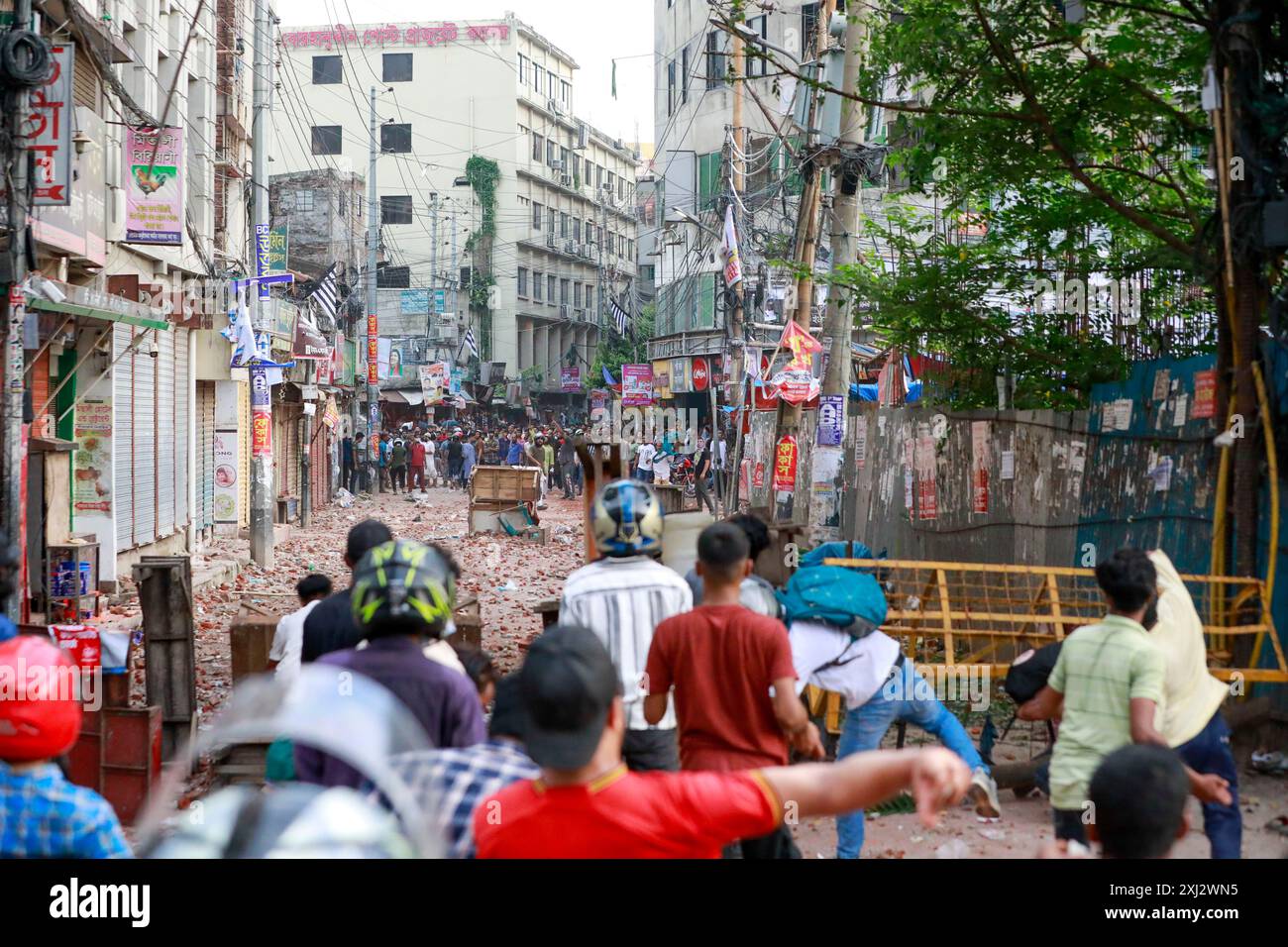Dhaka, Bangladesh. 16th July, 2024. Quota protesters clash with ...