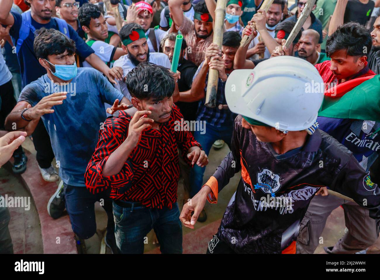 Dhaka, Bangladesh. 16th July, 2024. Quota protesters clash with ...