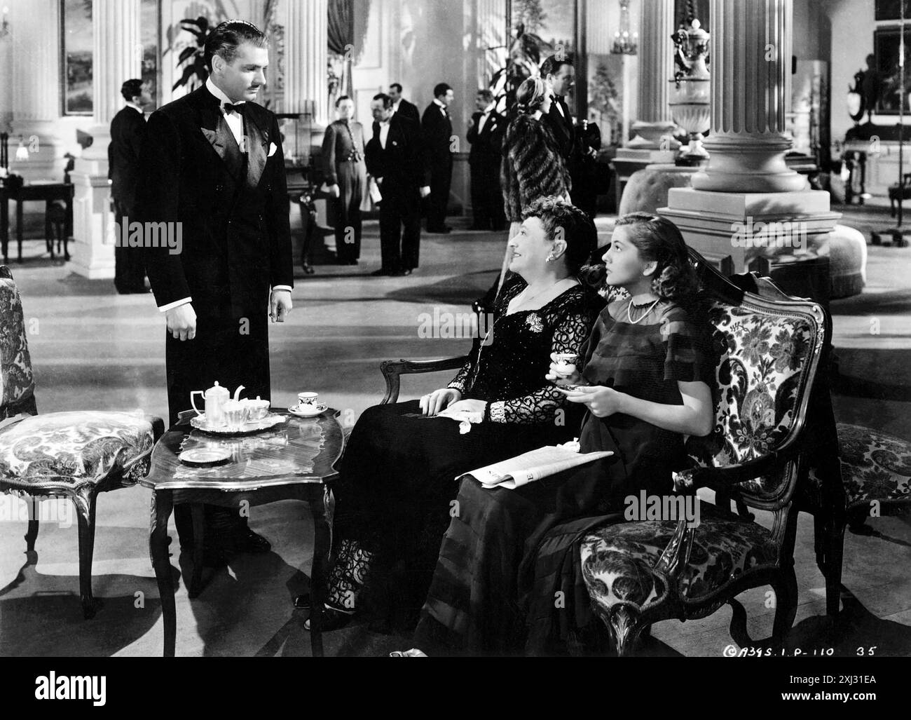 Rebecca 1940 joan fontaine hi-res stock photography and images - Alamy