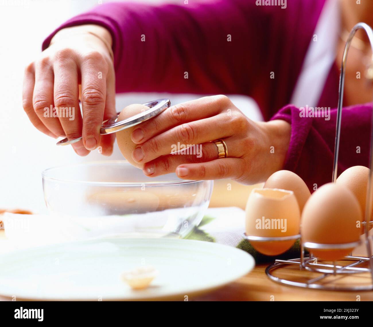 Cutting the eggs (step by step :coodled eggs whith cream and chives ...