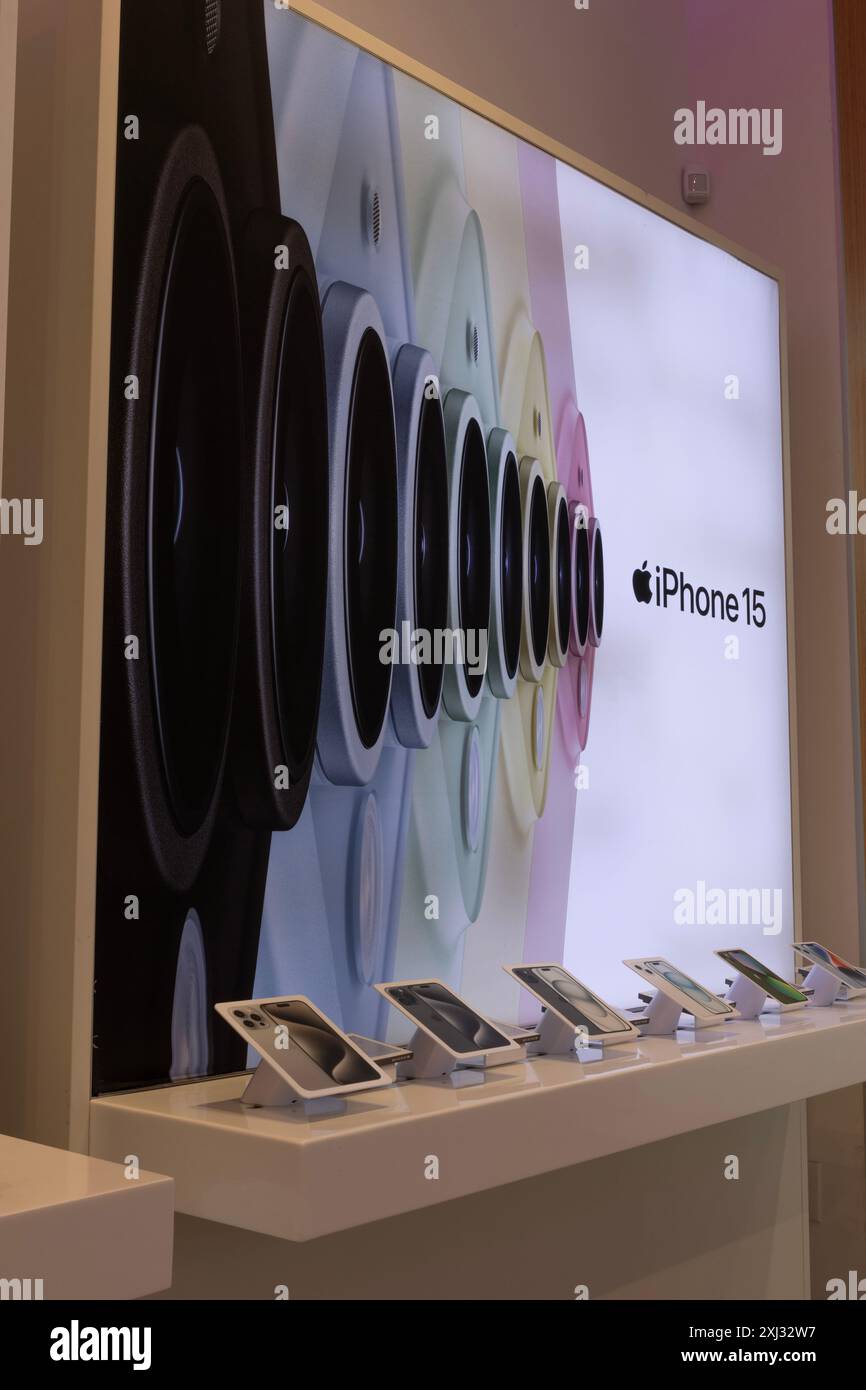 Iphone 15 pro max hi-res stock photography and images - Alamy