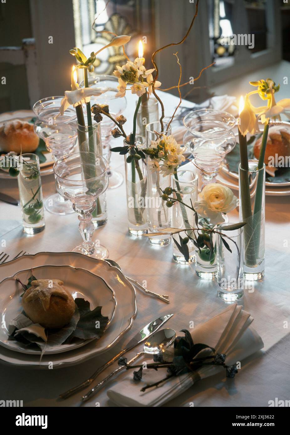 Centrepiece christmas table hi-res stock photography and images - Alamy