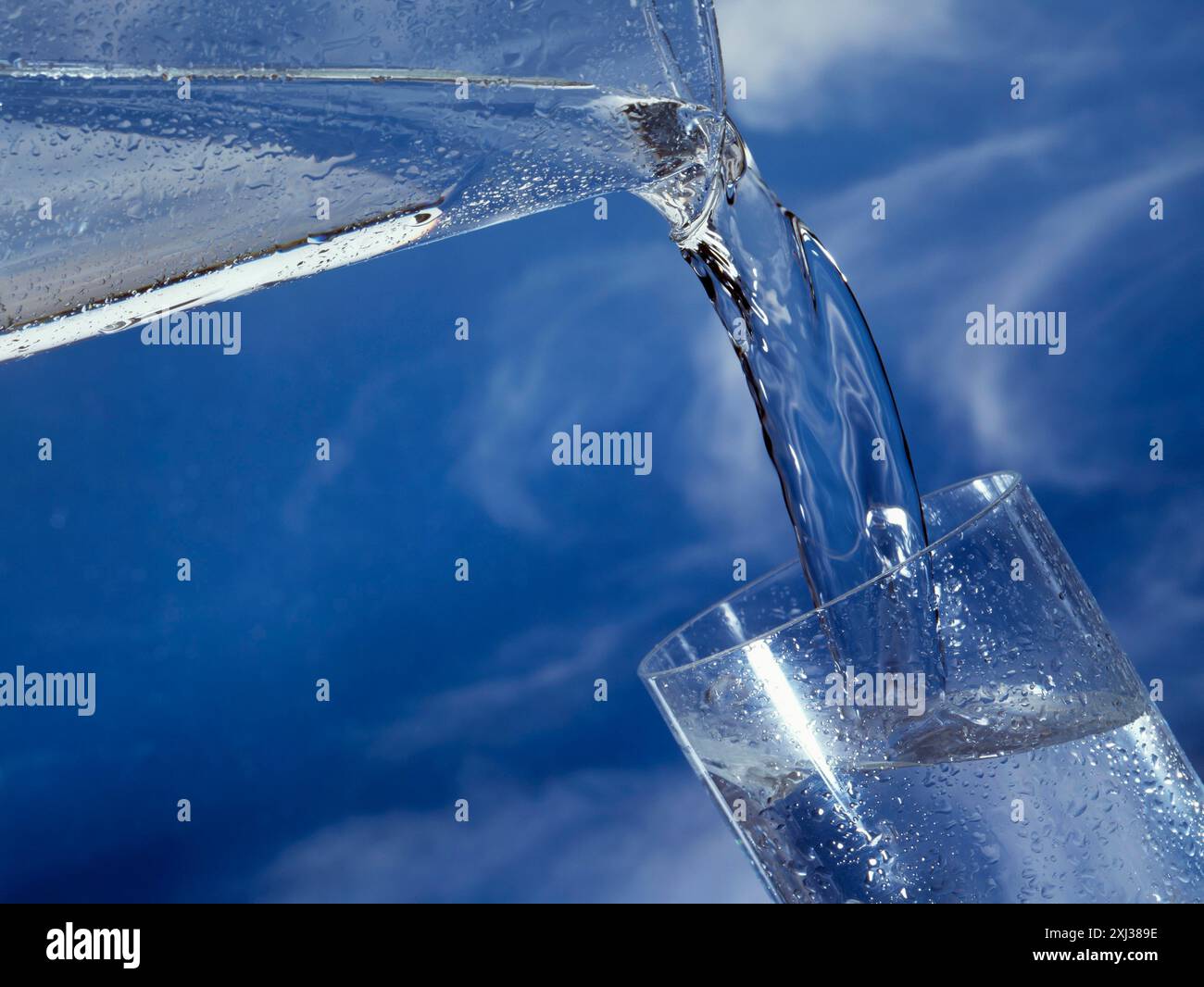 Pourring hi-res stock photography and images - Alamy