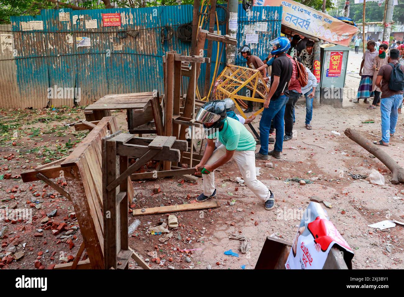 Dhaka, Bangladesh. 16th July, 2024. Quota protesters clash with ...