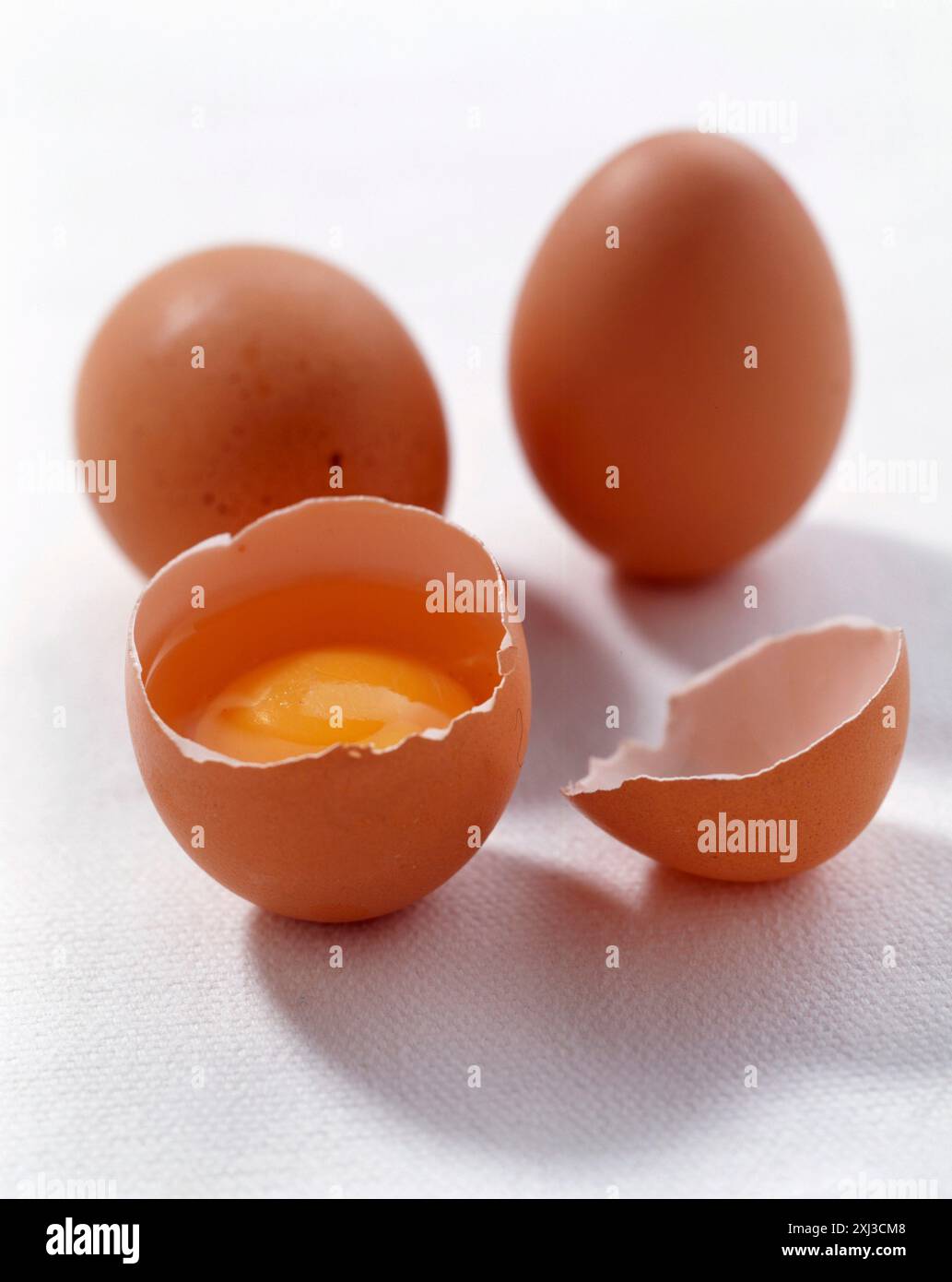 Whole and cracked eggs Stock Photo - Alamy