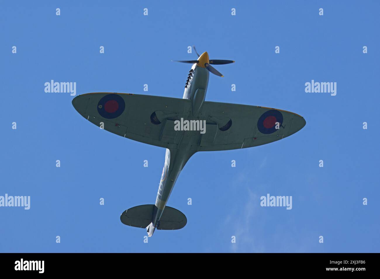 Supermarine Spitfire mk8 flying overhead Stock Photo - Alamy
