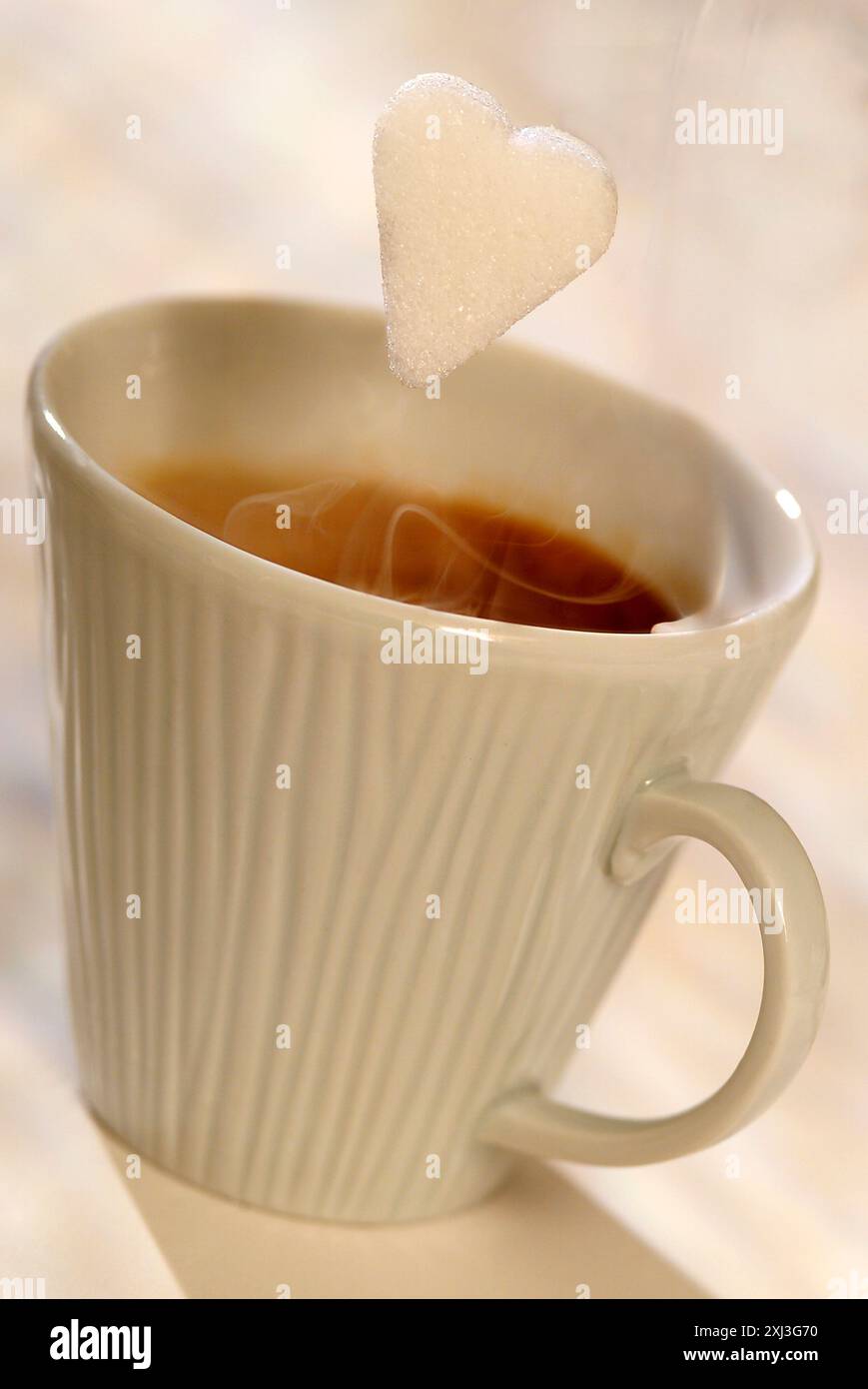 sugar lump falling into cup of coffee Stock Photo - Alamy