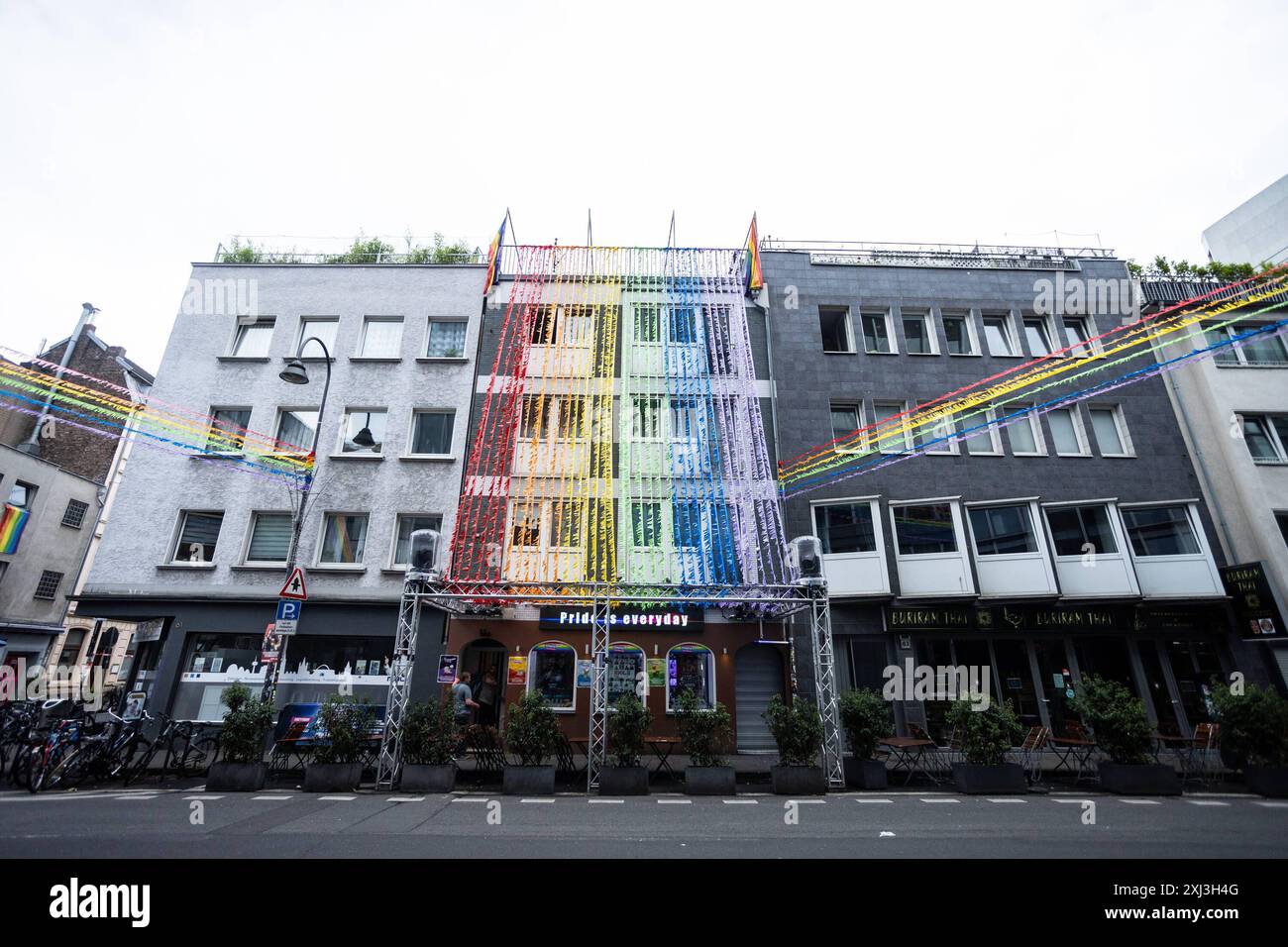 Flagge mit Regenbogen in Köln, Innenstadt, eine CSD-Vorbereitung ...
