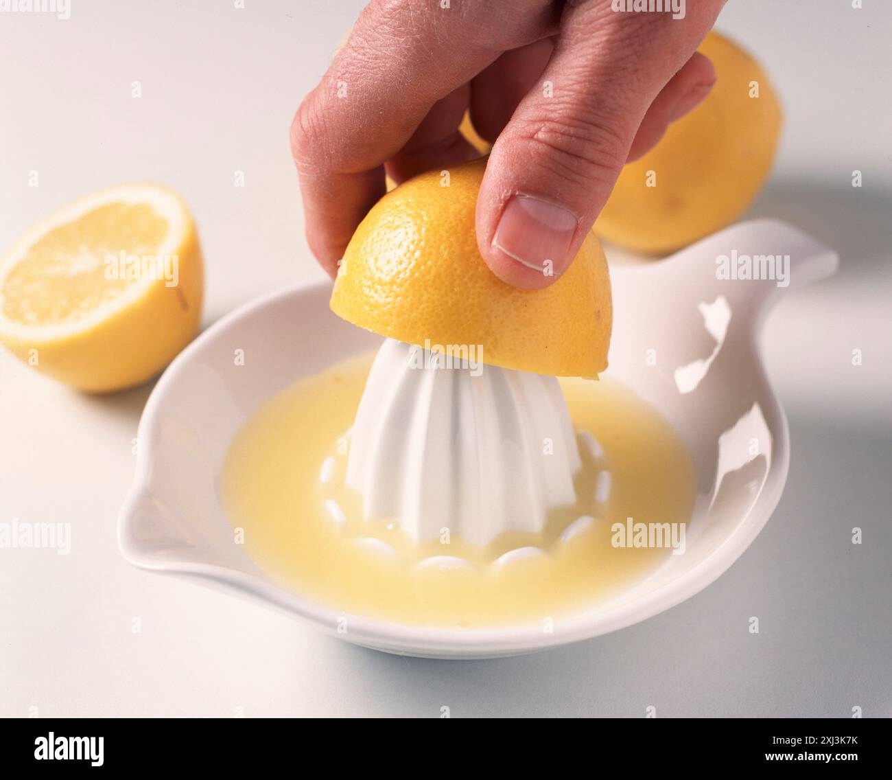 Hand squeeze lemons hi-res stock photography and images - Alamy