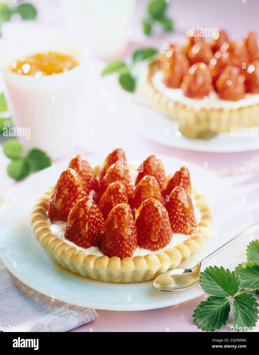 Individual strawberry tart hi-res stock photography and images - Alamy