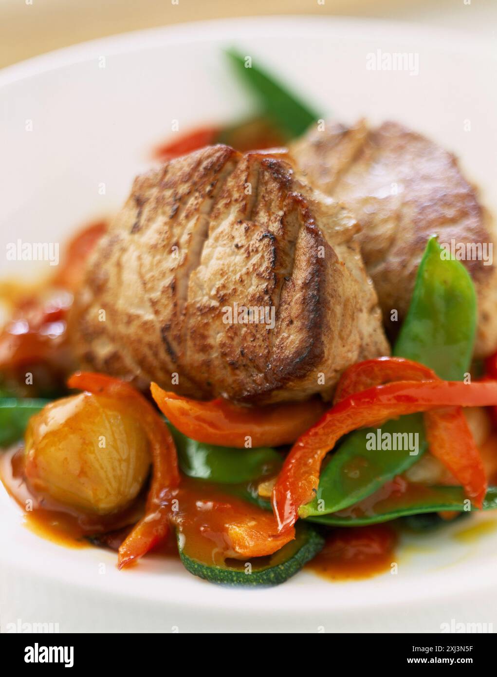 Filet mignon with peppers and sugar peas Stock Photo - Alamy