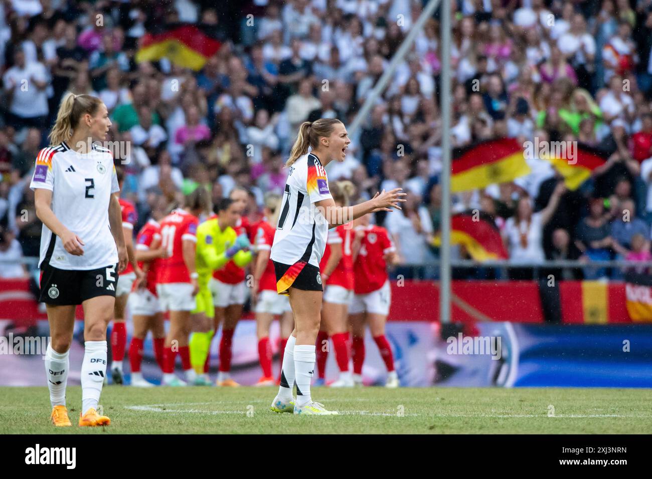 Laura Freigang (Deutschland, #10) motiviert ihr Team, GER, Deutschland ...