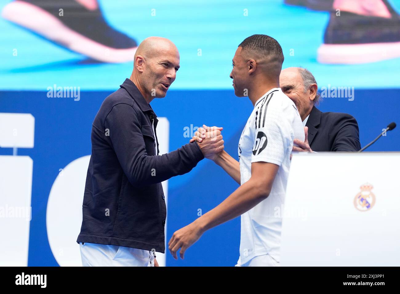 Kylian Mbappe saludates to Zinedine Zidane during his presentation as ...