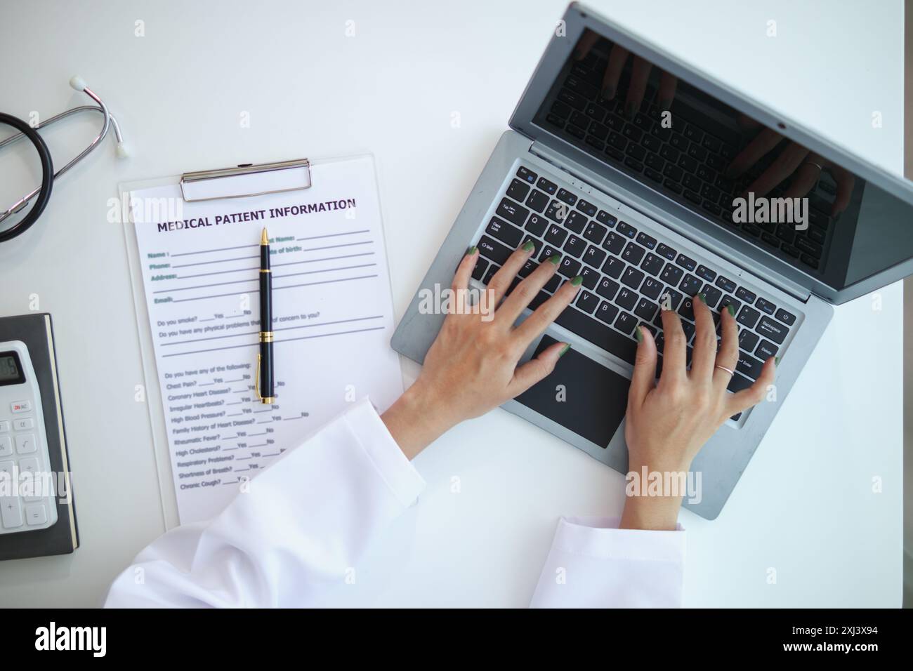 Doctors assistant prescribing medicine hi-res stock photography and ...
