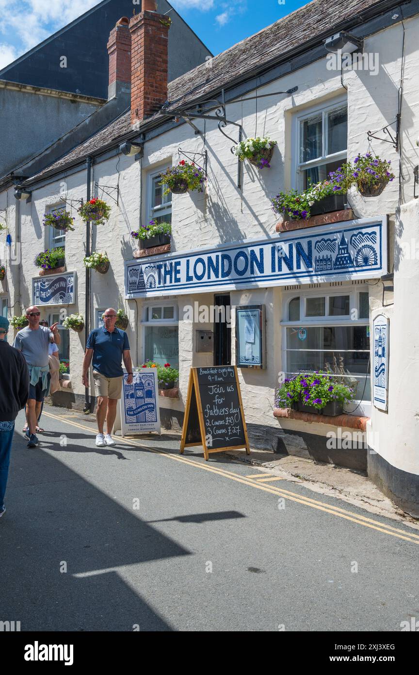 Traditional cornish pub hi-res stock photography and images - Alamy