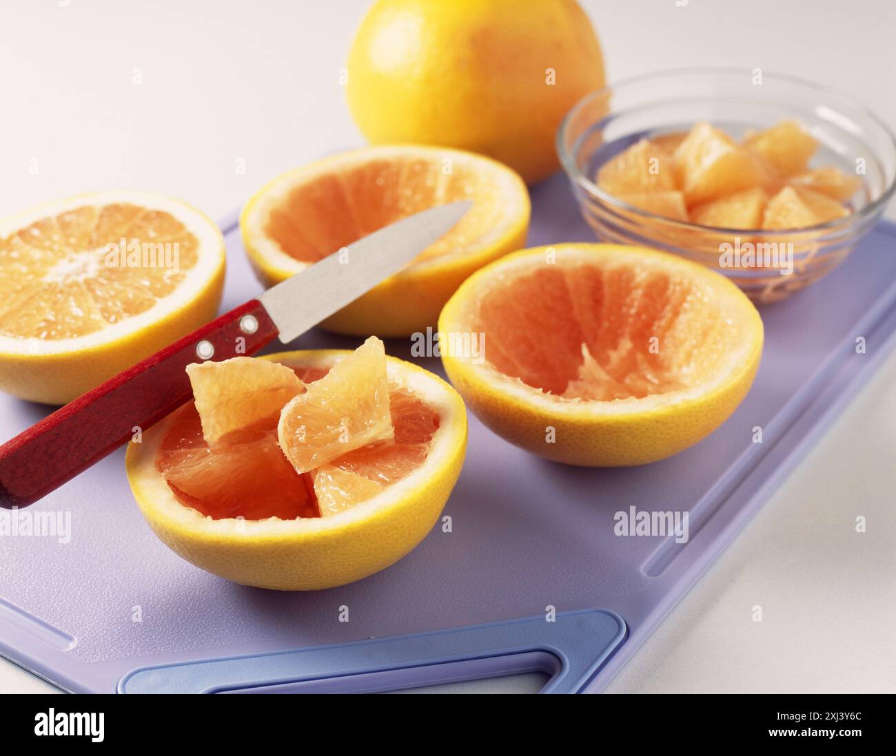 Cutting a pink grapefruit Stock Photo - Alamy