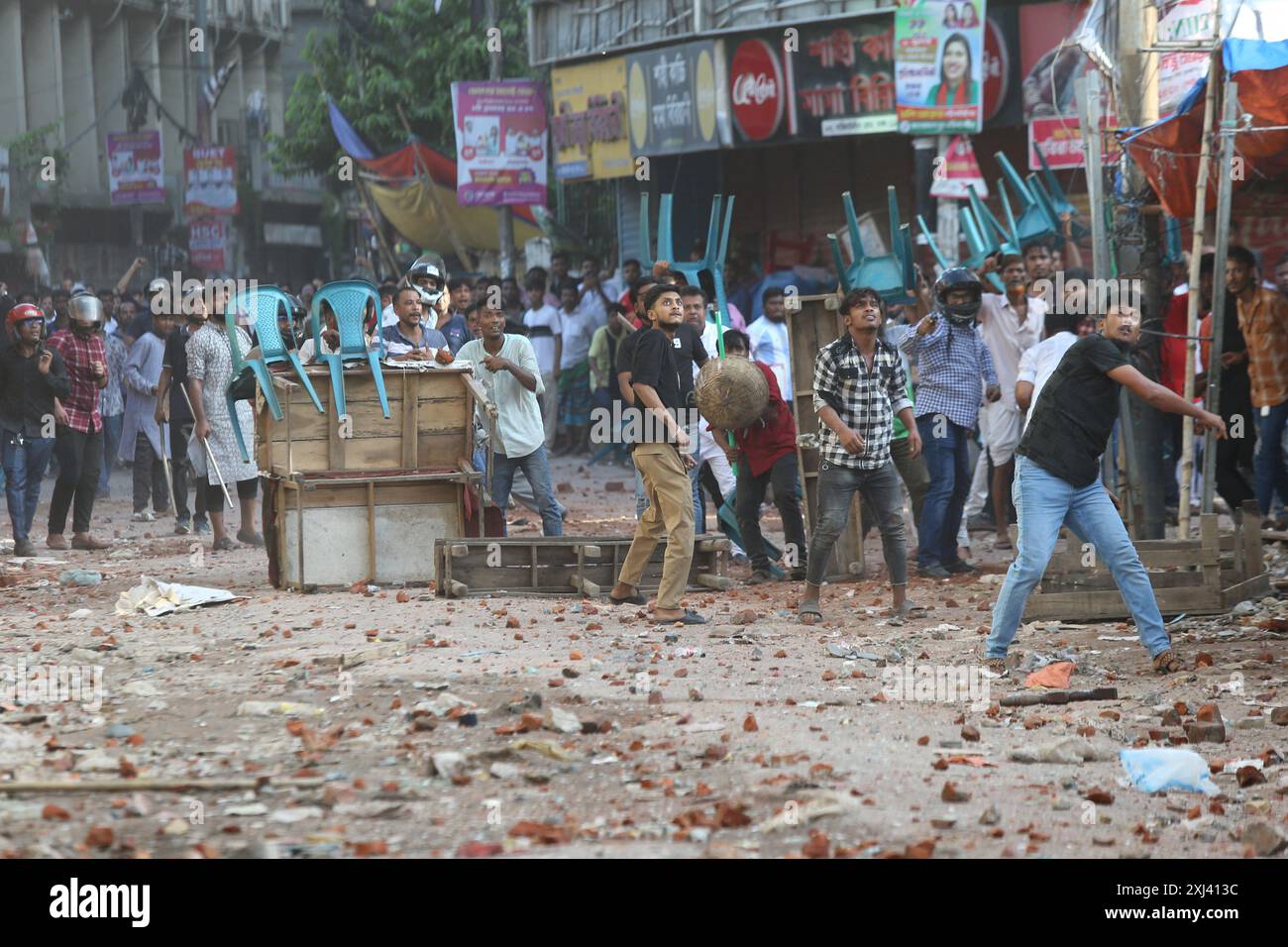 Dhaka, Bangladesh. 16th July, 2024. Anti-quota protesters and students ...