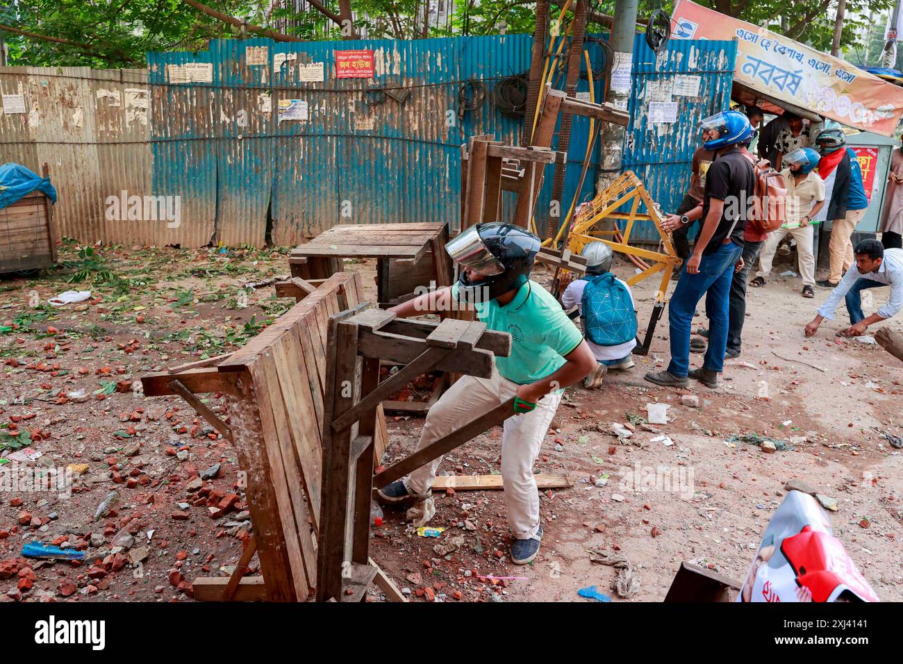 Quota protesters clash with Bangladesh Chhatra League (BCL) activists ...