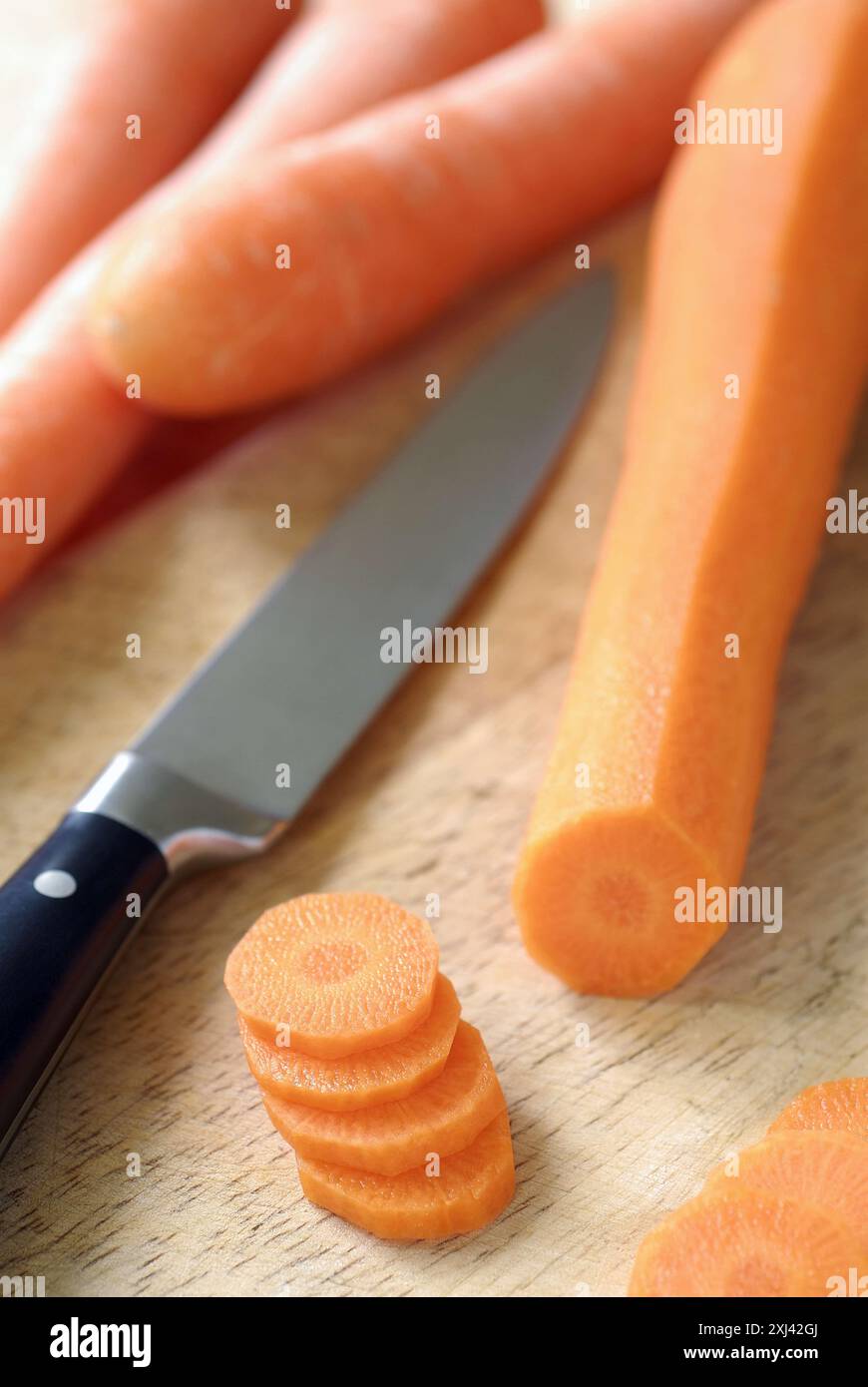 Cutting carrots into round slices Stock Photo - Alamy