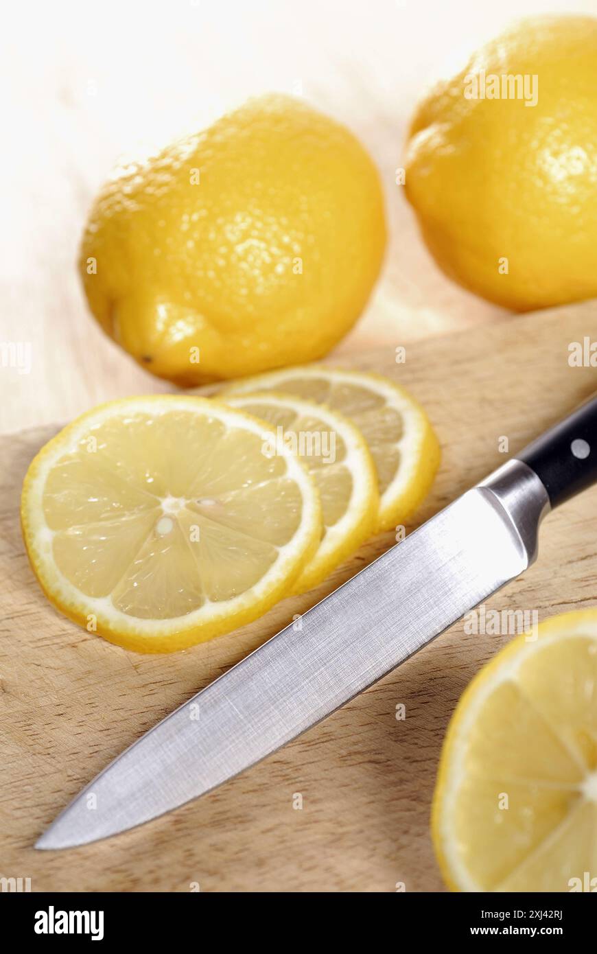 cutting a lemon into round slices Stock Photo - Alamy
