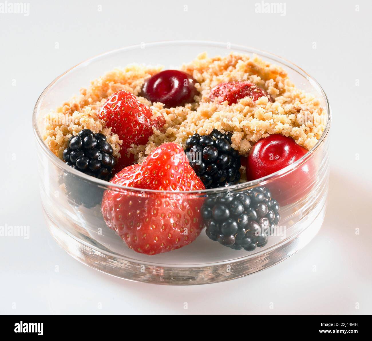 Summer fruit crumble Stock Photo - Alamy