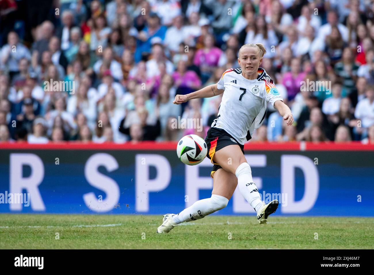Lea Schueller (Deutschland, #07) am Ball, GER, Deutschland (GER) vs ...