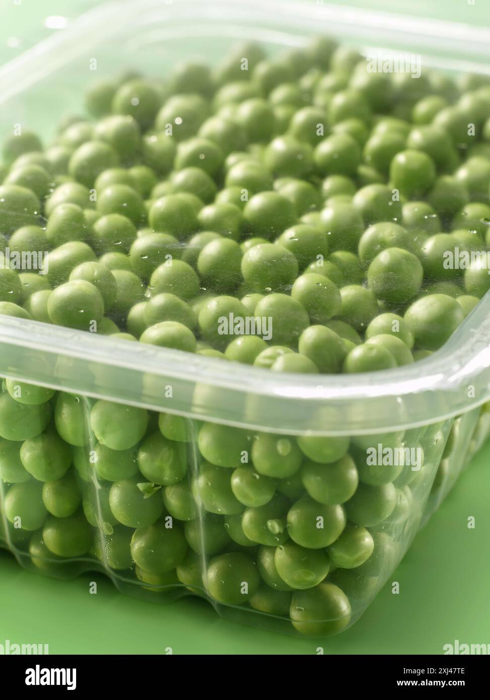 plastic punnet of peas Stock Photo - Alamy