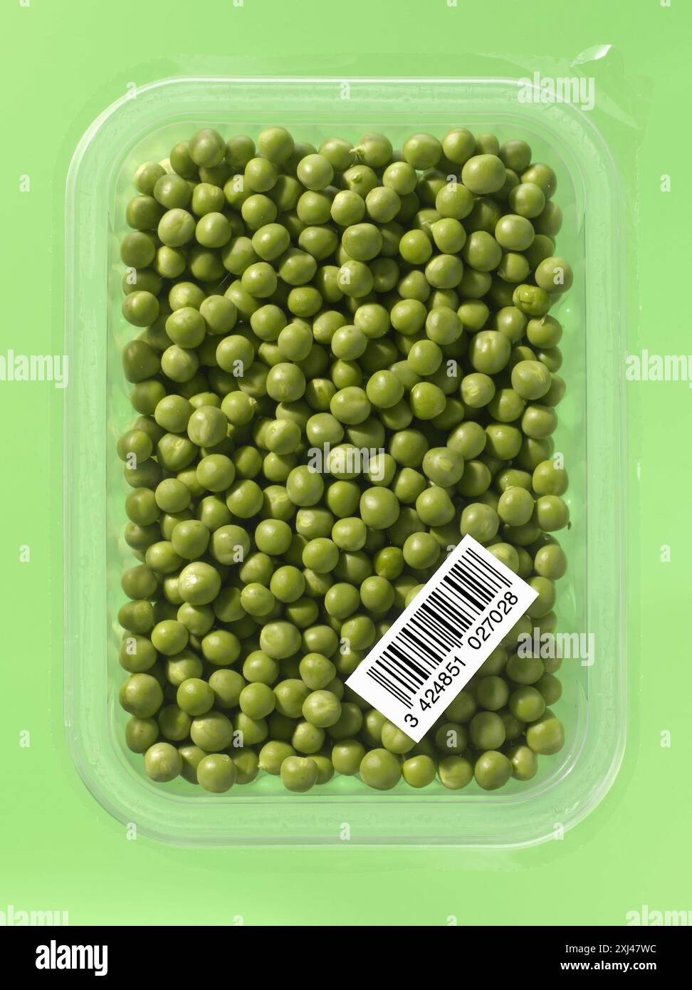 Plastic punnet of peas Stock Photo - Alamy