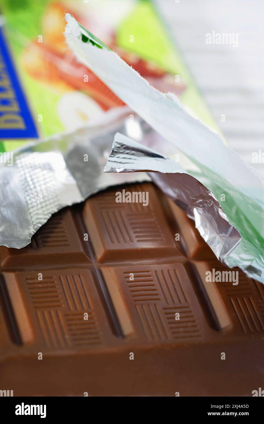 Milk chocolate tablet hi-res stock photography and images - Alamy