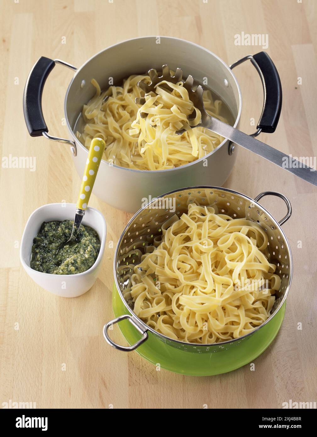 Straining the pasta after cooking Stock Photo - Alamy