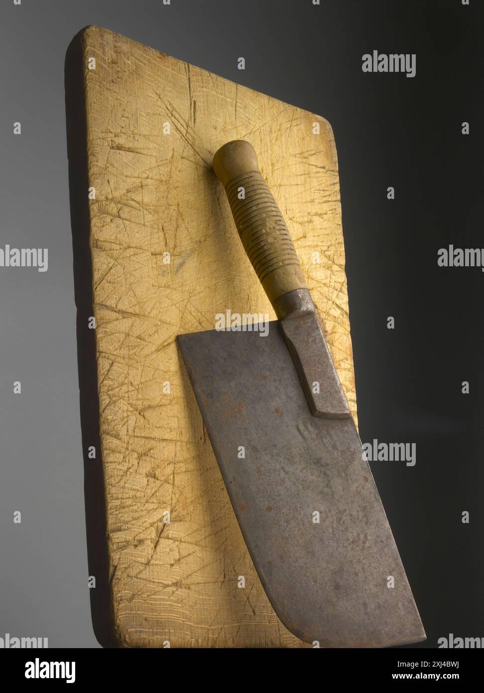 Wooden chopping board and chopper Stock Photo - Alamy