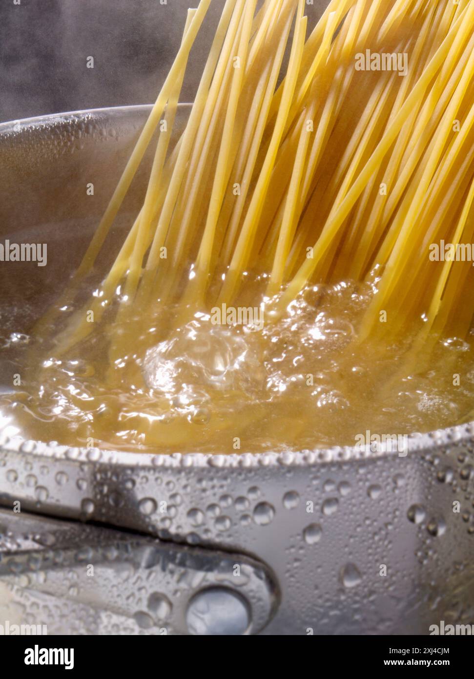 Pasta cooking in water hi-res stock photography and images - Alamy