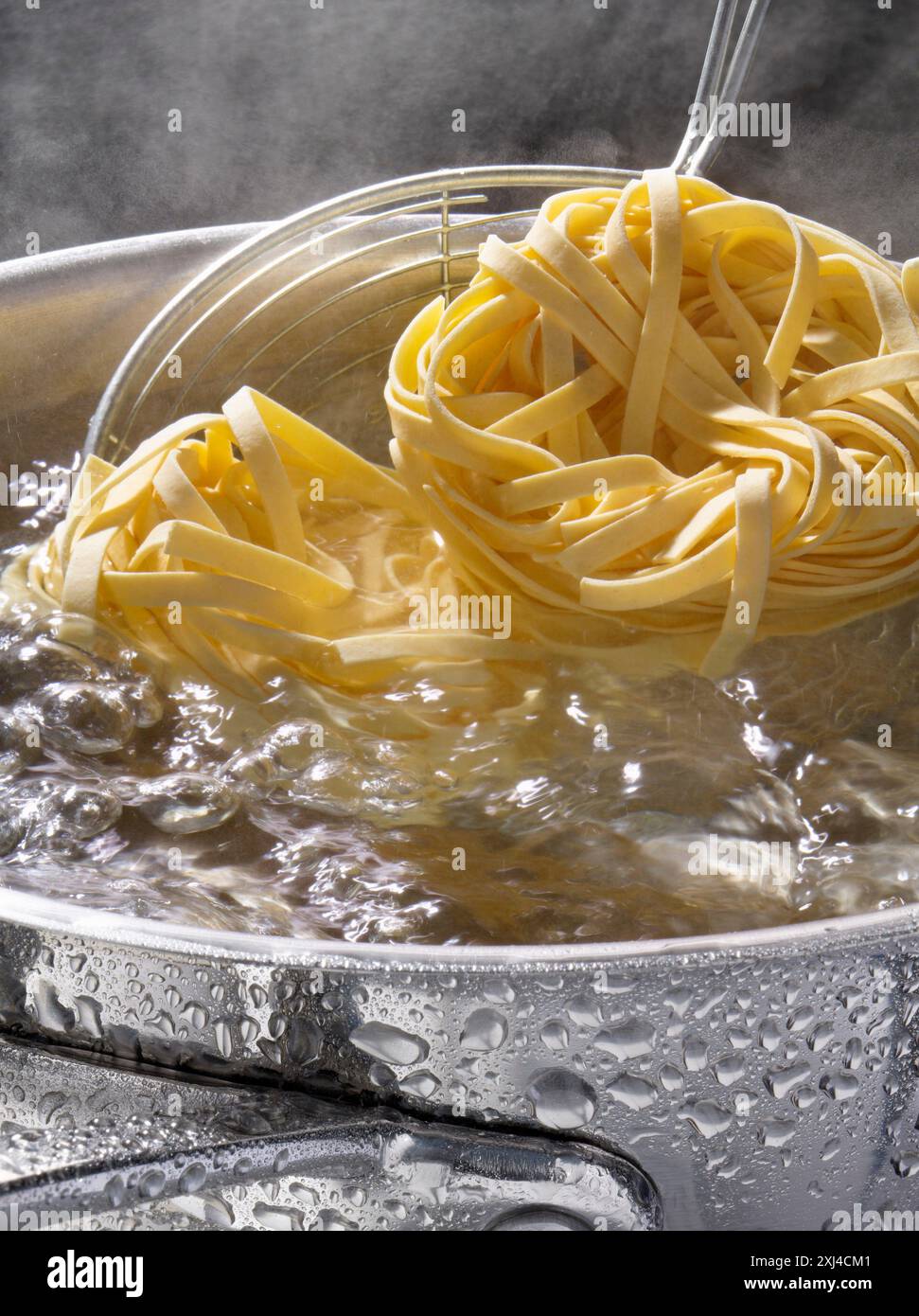 Boiling pasta in saucepan hi-res stock photography and images - Alamy